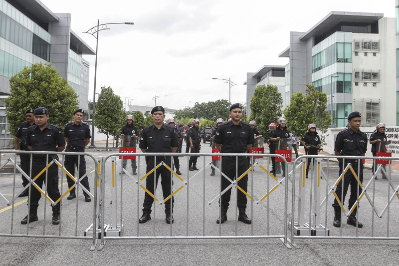 Red Shirts rally for Malaysiakini’s closure | Malay Mail