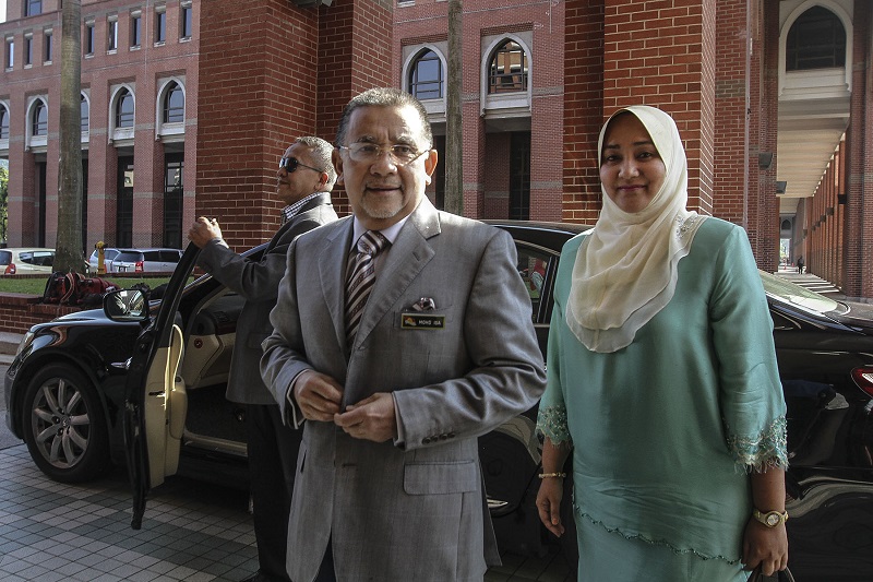Isa Samad, wife at MACC office to give statement on probe against FGV ...