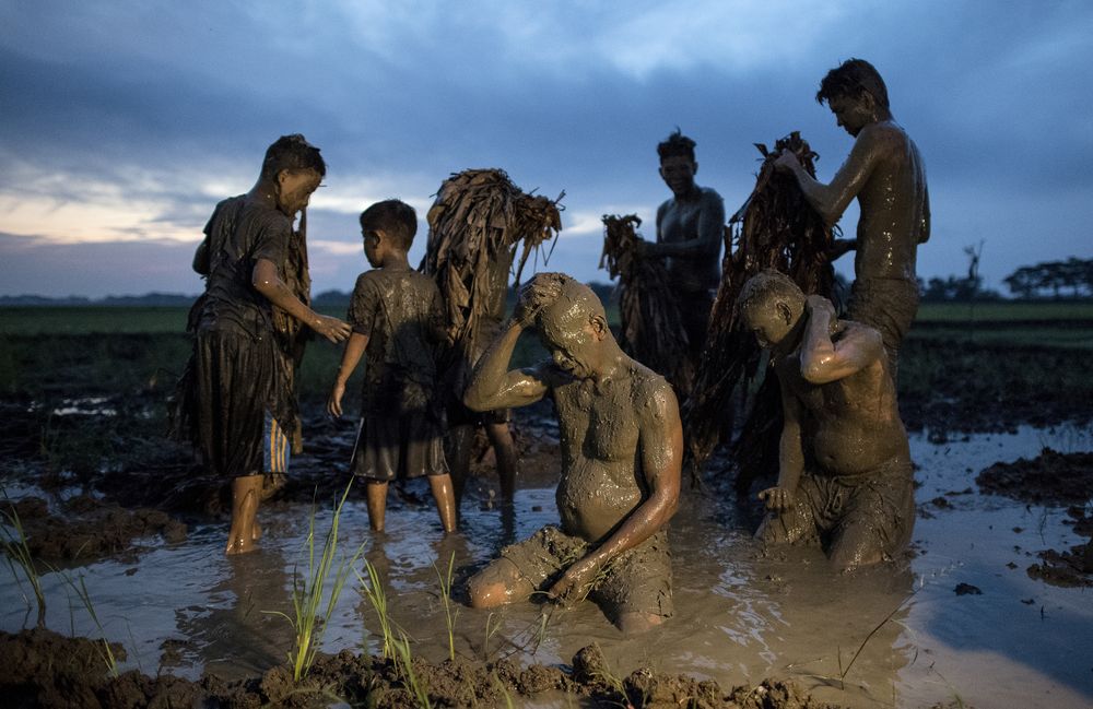Quite a mud-dle! Filipino devotees slather themselves in soil | Malay Mail
