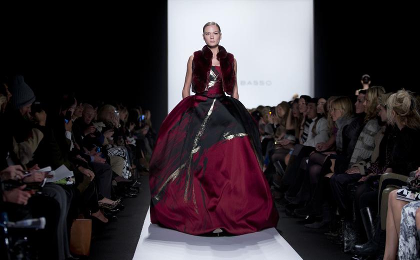 Knee-length hems, sleek silhouettes in bold colours dot NY Fashion Week ...