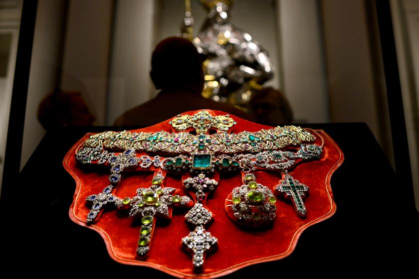 Italy unveils treasure 'worth more than British crown jewels' | Malay Mail
